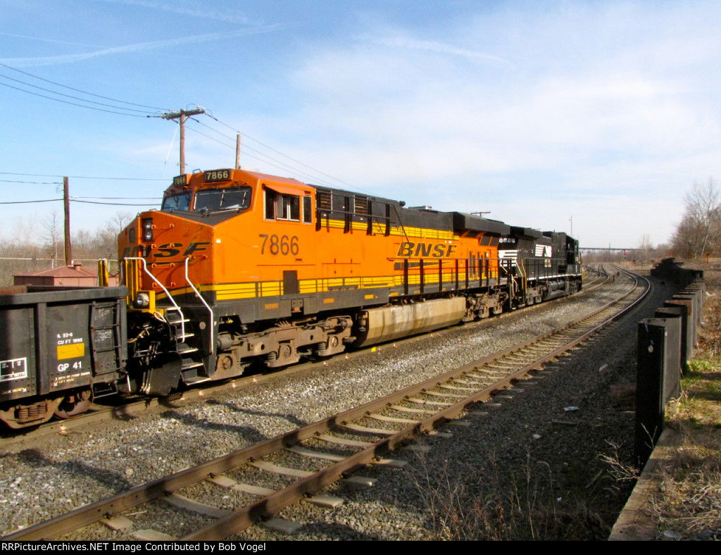 BNSF 7866 and NS 8828